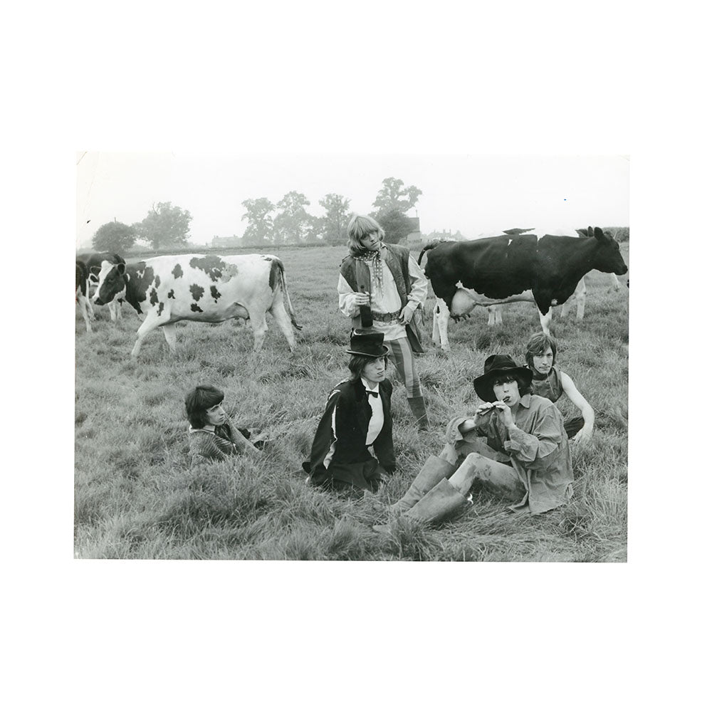 The Rolling Stones blend in with the surroundings, Beggars Banquet alb ...